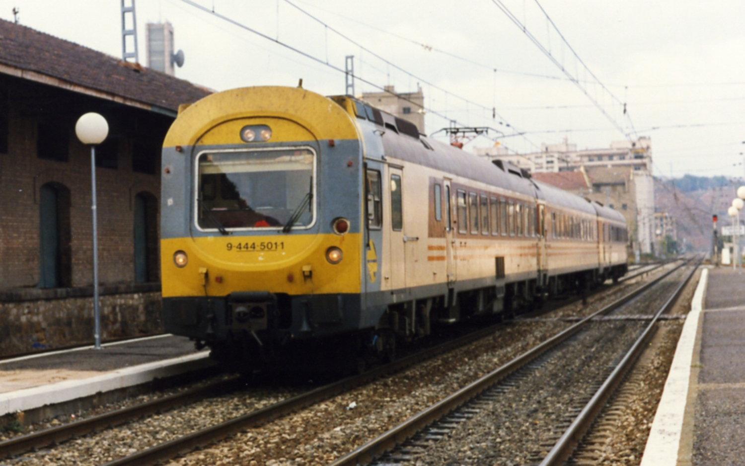 ARNOLD 2617S RENFE, EMU class 444-500, Estrella livery, ep. IV with DCC ...